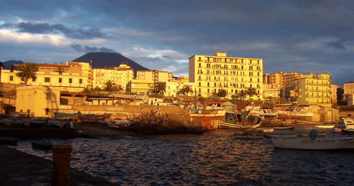 Torre del Greco: Il punto sosta sulla Via Litoranea completamente ... Torre del Greco: Il punto sosta sulla Via Litoranea completamente ...